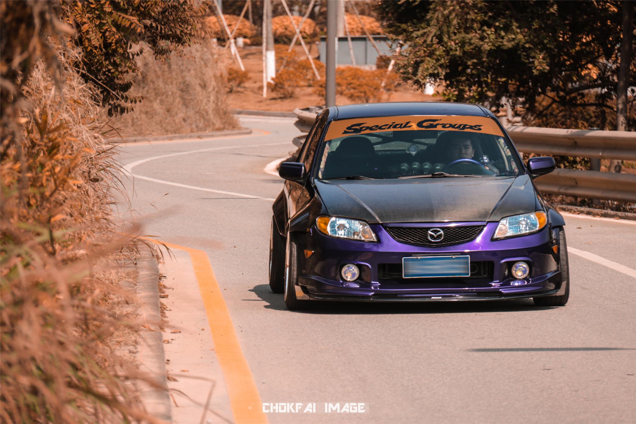 亲手将爱车打造成姿态大王，战斗格的马自达323真是帅气十足！-新浪汽车