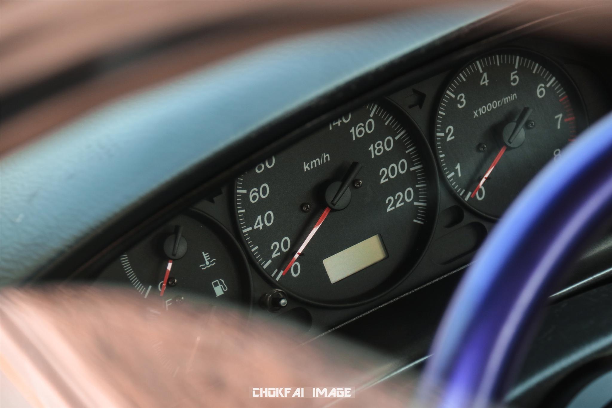 亲手将爱车打造成姿态大王，战斗格的马自达323真是帅气十足！-新浪汽车