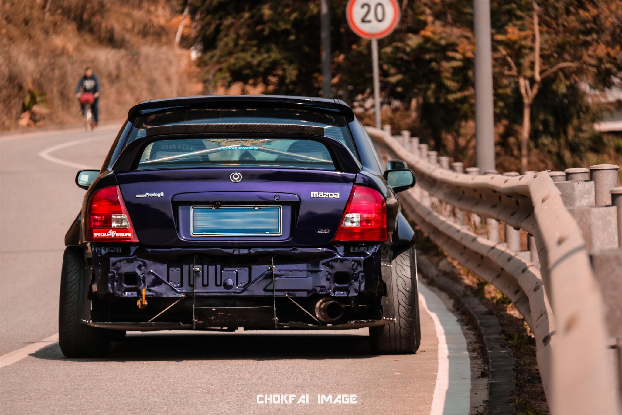 亲手将爱车打造成姿态大王，战斗格的马自达323真是帅气十足！-新浪汽车