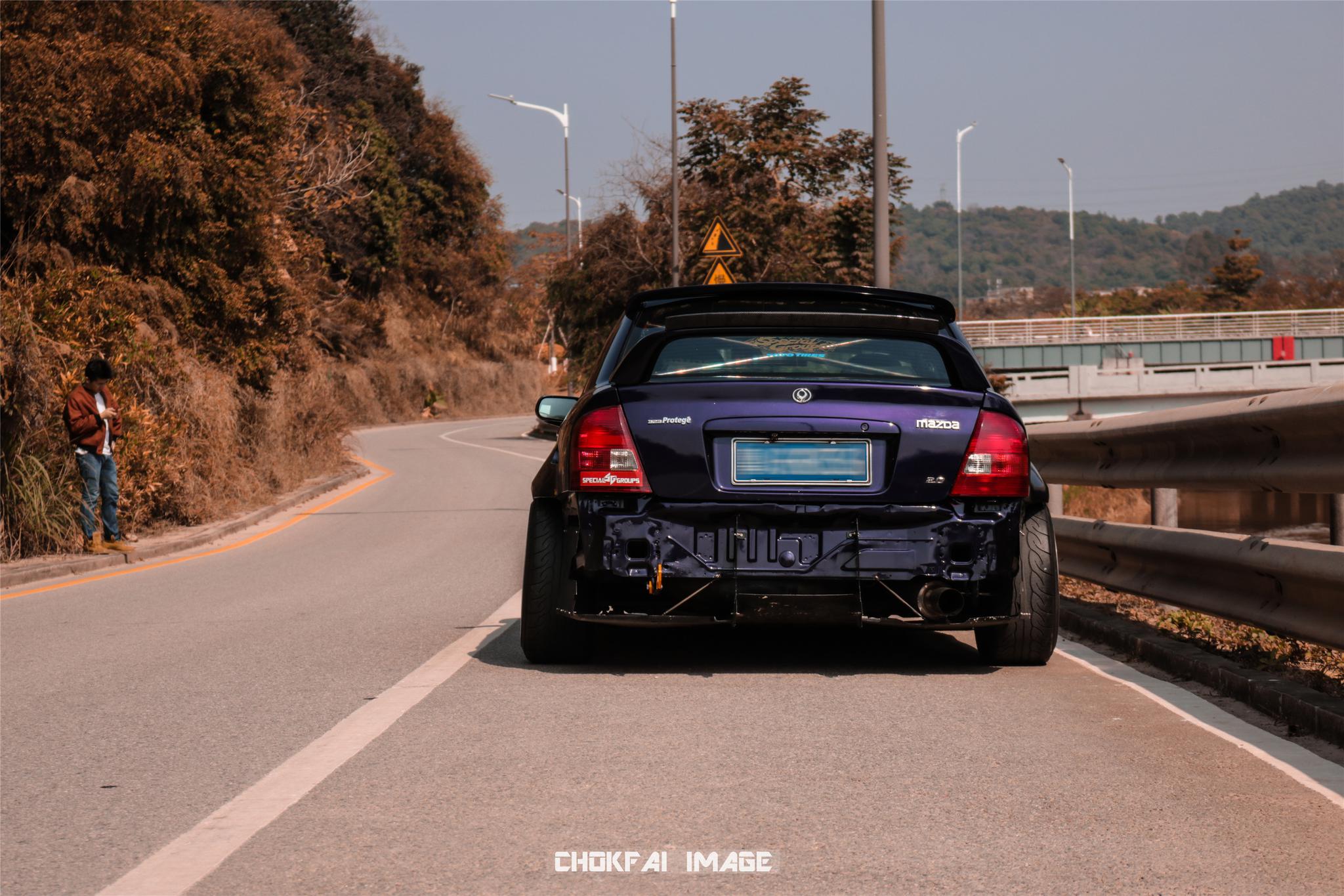 亲手将爱车打造成姿态大王，战斗格的马自达323真是帅气十足！-新浪汽车