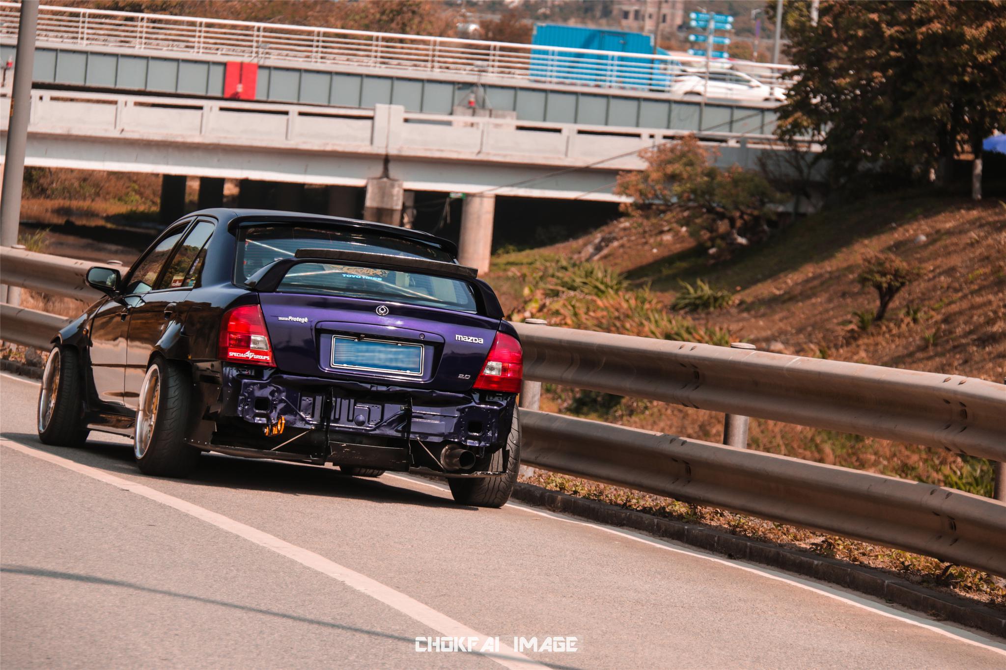 亲手将爱车打造成姿态大王，战斗格的马自达323真是帅气十足！-新浪汽车