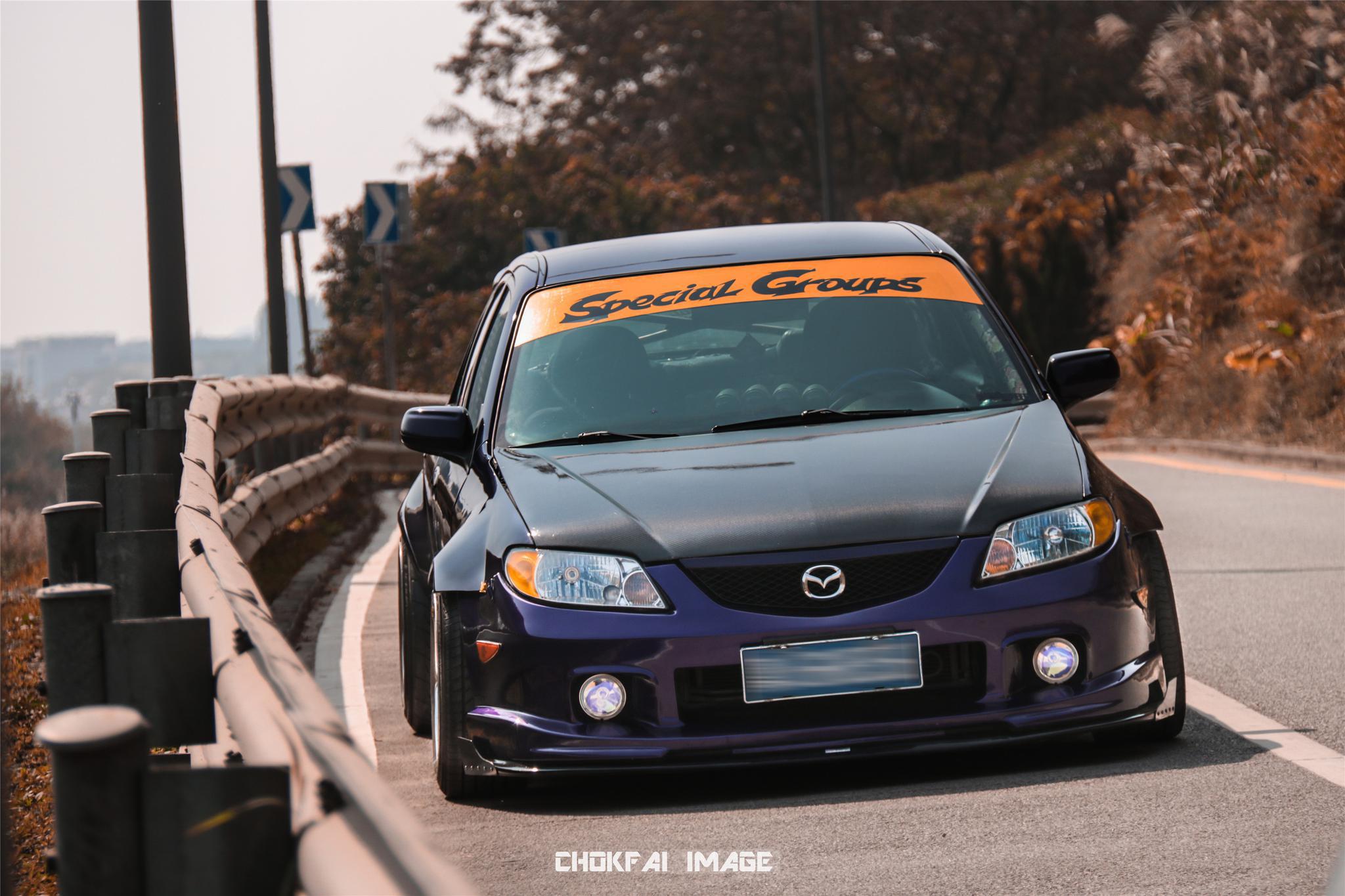 亲手将爱车打造成姿态大王，战斗格的马自达323真是帅气十足！-新浪汽车