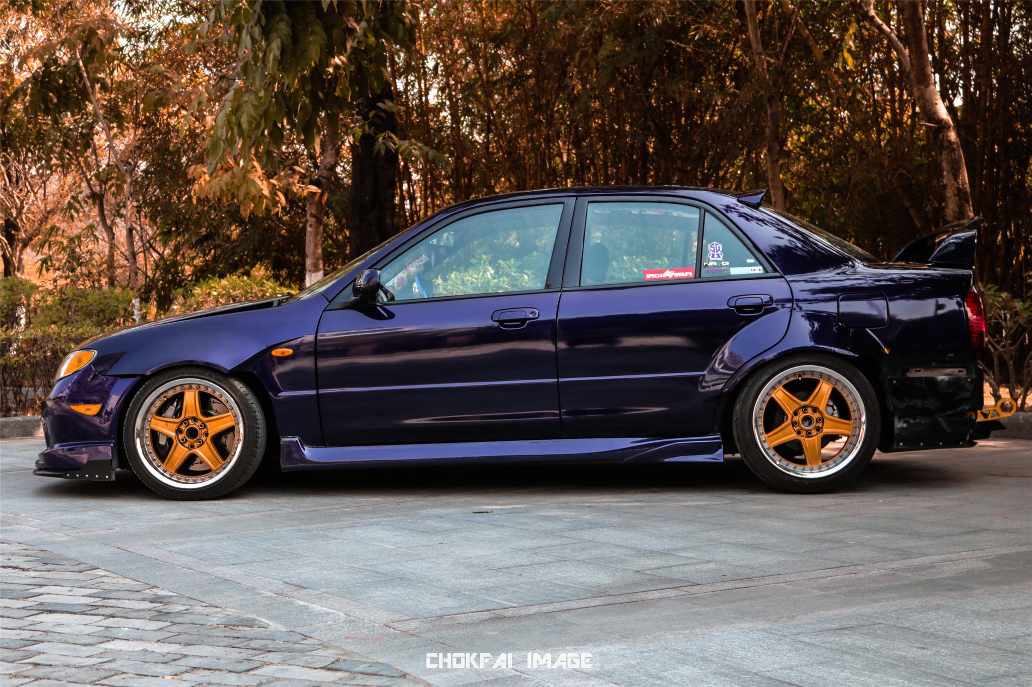 亲手将爱车打造成姿态大王，战斗格的马自达323真是帅气十足！-新浪汽车