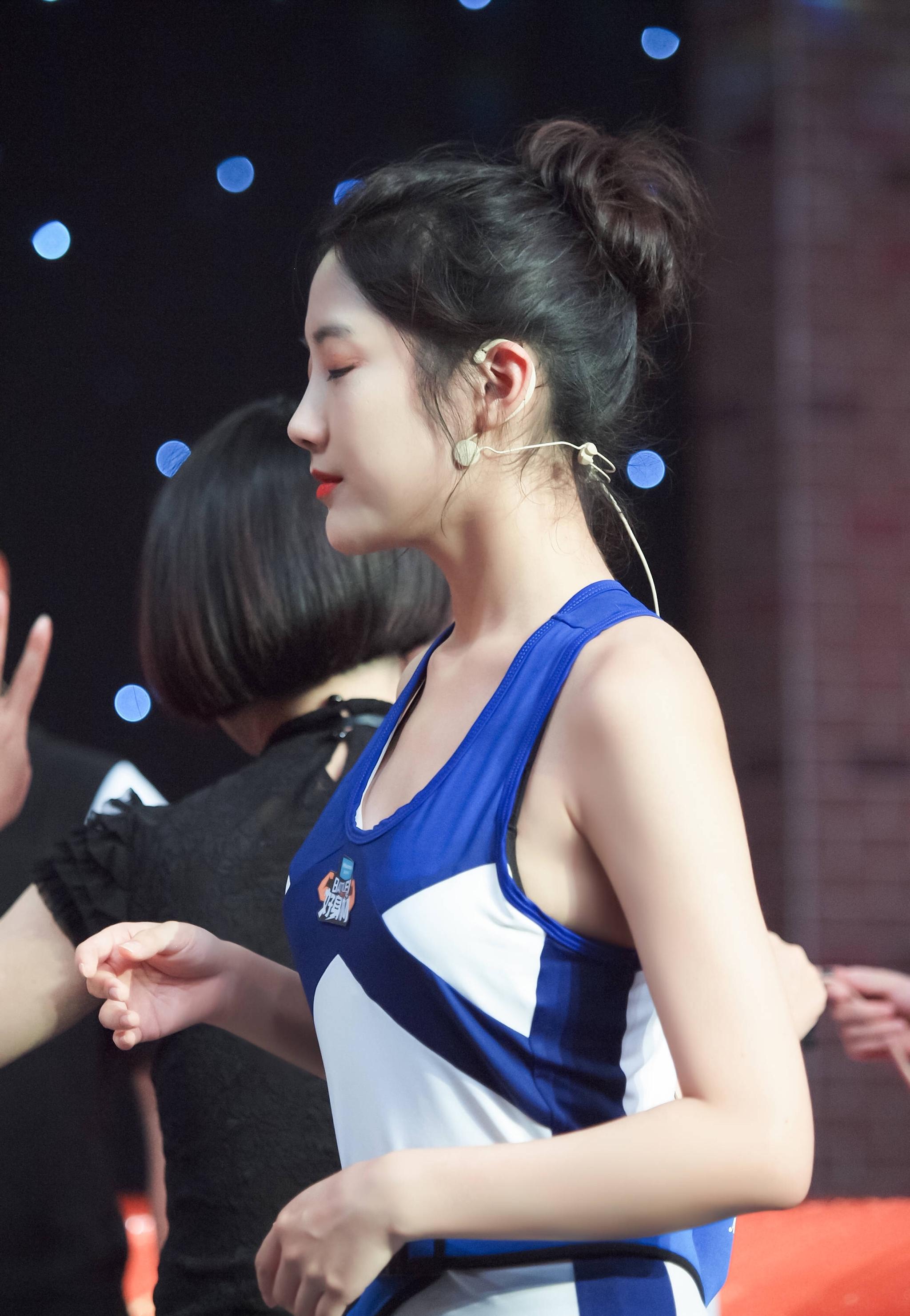 李艺彤节目花絮，运动风格穿搭，小姐姐大秀身材，颜值很美。