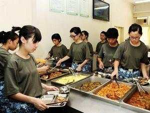 现役解放军部队伙食：每天四菜一汤，不重样