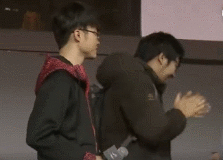 两张动态图表明Faker为什么单身？网友：Faker还是忘不了恩静！
