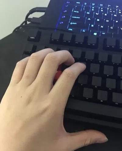 玩英雄联盟，你一般用几根手指头！