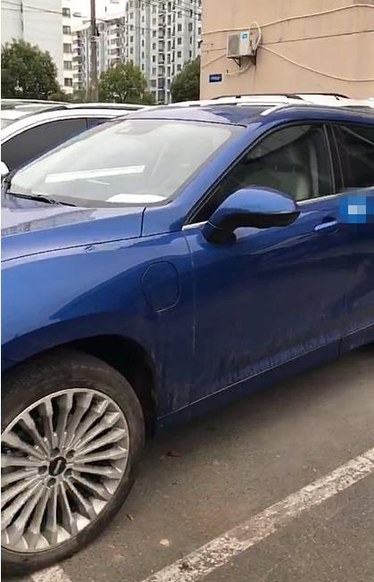 首辆长城WEY P8已经抵达4S店后场，前脸很大很夸张，仅售18万-新浪汽车