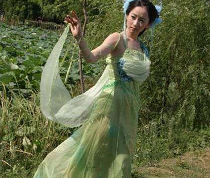 欢天喜地七仙女花絮图，瑶池边上杂草丛生，仙女瞬间不仙了！|片花|欢天喜地七仙女|杨蕊_新浪新闻