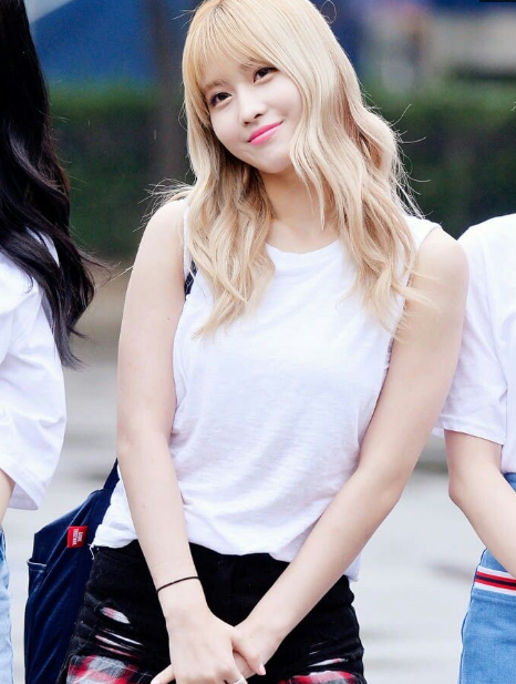 Twice Momo：优雅的眼神，很潇洒的小姐姐！