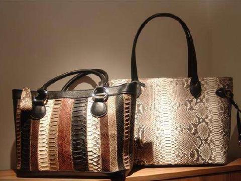 直击奢侈蛇皮包包制作加工全过程, 1个包包要几十条蛇|蛇皮|包包|十条_新浪新闻