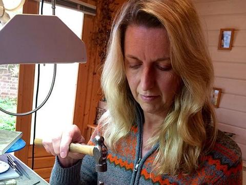 首饰or植物,当代首饰艺术家Kate Bajic如何玩出新花样?|首饰|艺术家|花样_新浪新闻