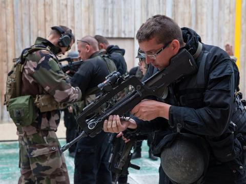 城市作战的成败难定，法国建造庞大的建筑群猛练巷战技能|作战|法国|受训者_新浪新闻