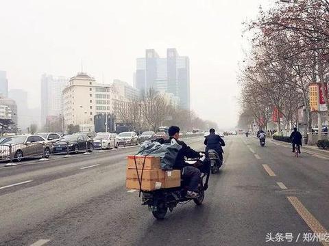 郑州快递员月入过万？采访3名快递员后，他们自曝了工资|编辑器|快递员|快递_新浪新闻