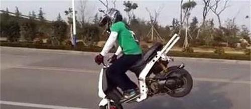 摩托车骑行时翘头的秘诀在这里！学会这个你也可以轻松翘头！-新浪汽车