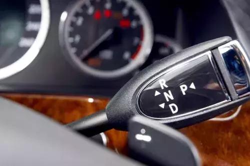 汽车档位上的PRND分别代表什么单词？