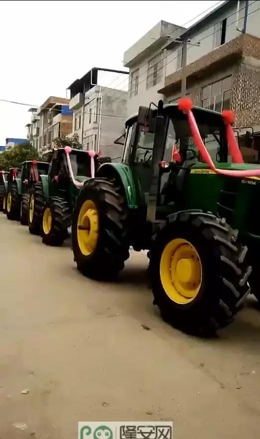 谁说农机人没钱？最牛迪尔拖拉机迎亲队，霸气完胜法拉利-新浪汽车