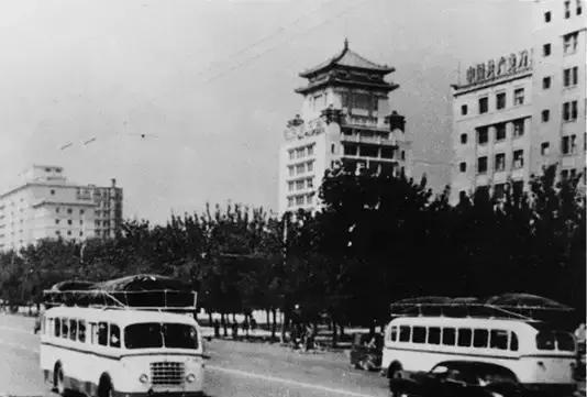 中外公交轮番登场，从北京1路公交车的换代，感受国产客车的崛起