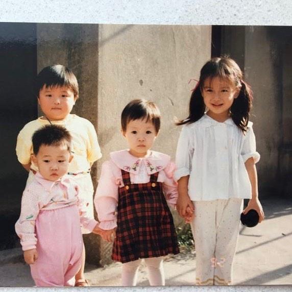 深扒小时候的Angelababy！竟然找出了她父母的照片！厉害了……|Angelababy|父母|上海_新浪新闻