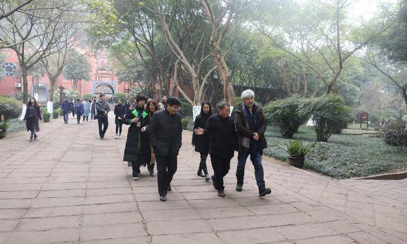 世界自然保护联盟遗产部主任Tim Badman一行参观东方佛都|东方佛都|雕塑|万佛洞_新浪新闻