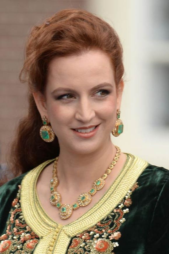 她只是平民，为了娶她，国王改写历史，废除了一夫多妻制