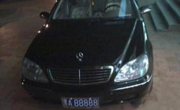 中国第一黑老大，A88888车牌无人敢拦，豪车霸气下场却惨不忍睹-新浪汽车