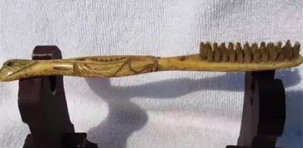 最早的牙刷由中国皇帝明孝宗于1498年发明的！！！！