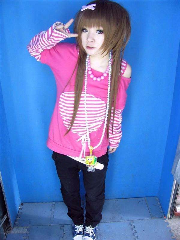 2004年，杀马特女生的出现，染了发，就是神级美女，到底有多美