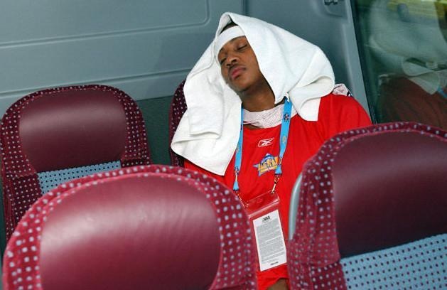 看NBA巨星销魂睡姿，科比睡觉最优雅，詹姆斯睡觉爱“做梦”|睡姿|科比|NBA_新浪新闻