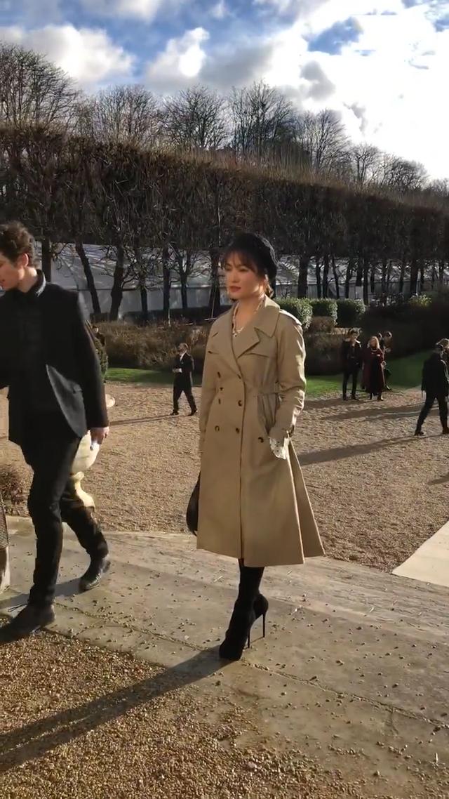 结婚后的宋慧乔现身时装周脸胖了吗？穿黑色高跟鞋这气质怎么样？