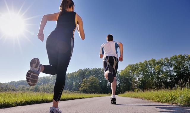 当我们谈跑步时，该如何正确地跑步|肌肉|热身|韧带_新浪新闻