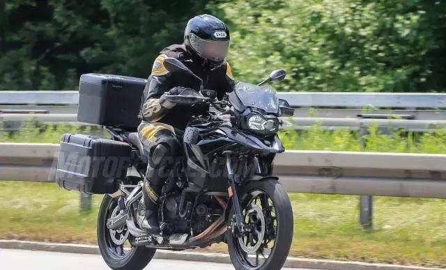 宝马新款ADV车型F900GS（和F750GS？）最新路测谍照-新浪汽车