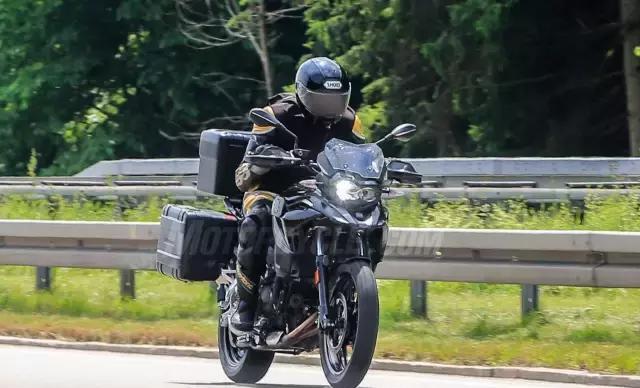 宝马新款ADV车型F900GS（和F750GS？）最新路测谍照-新浪汽车