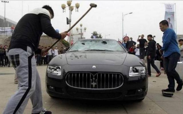 小伙刚买玛莎拉蒂却问题频发，一气之下当众砸掉豪车！-新浪汽车