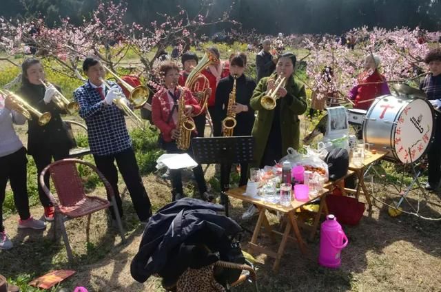 射洪第二十届桃花节现场高达100000人，快来看看你在哪里？！