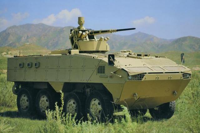 中国装甲车的神奇设计：尾门既能上下开 又能左右开