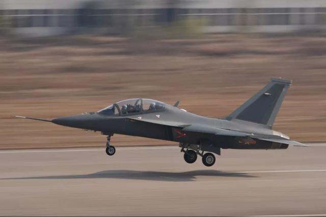 “猎鹰”新型号L-15B首飞成功，可以当战斗机的教练机|首飞|教练机|猎鹰_新浪新闻