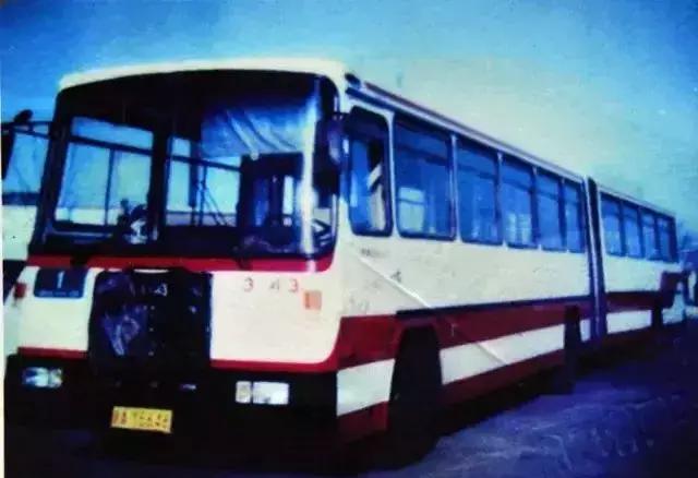 中外公交轮番登场，从北京1路公交车的换代，感受国产客车的崛起