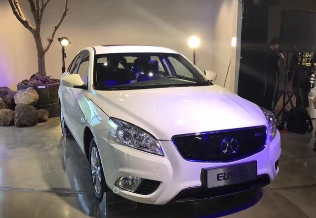 北汽新能源又开始搞事情了，买EU400免费送上海牌照，你会买吗？-新浪汽车