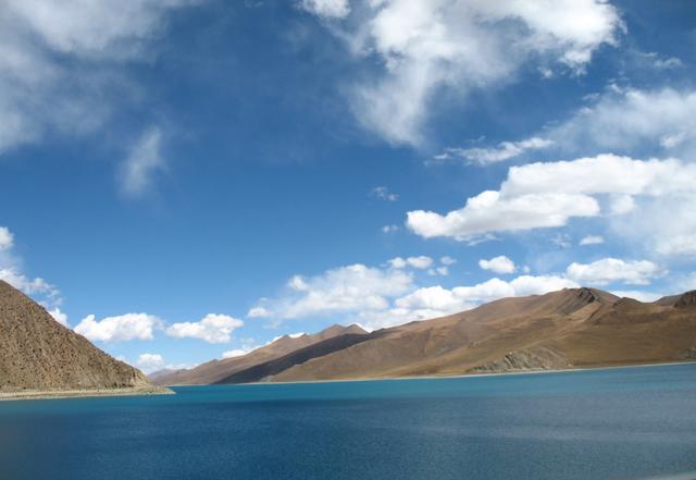 西藏三大圣湖之一羊卓雍措湖，高原上的圣洁纯净之蓝美得令人炫目|羊湖|西藏|大圣湖_新浪新闻