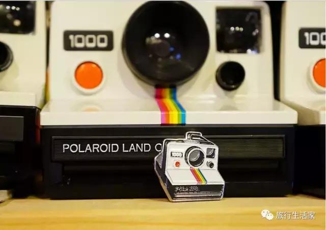 他收集了600多台宝丽来相机，只为记录永不退色的生活态度