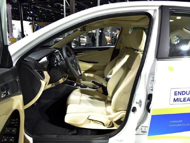 逸动EV300纯电动汽车，现今补贴7万起，续航还高达300公里-新浪汽车