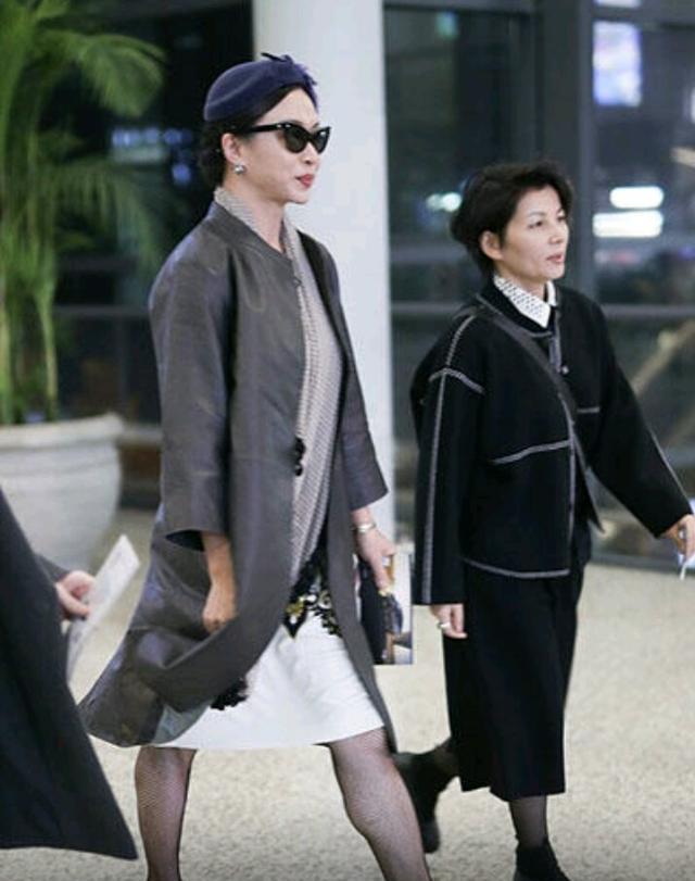 近日金星阿姨黑丝出行，女王范霸气十足！|金星|女王范|黑丝_新浪新闻