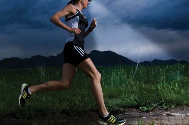 三个跑步前快速热身方法和动作，还不快来做功课！