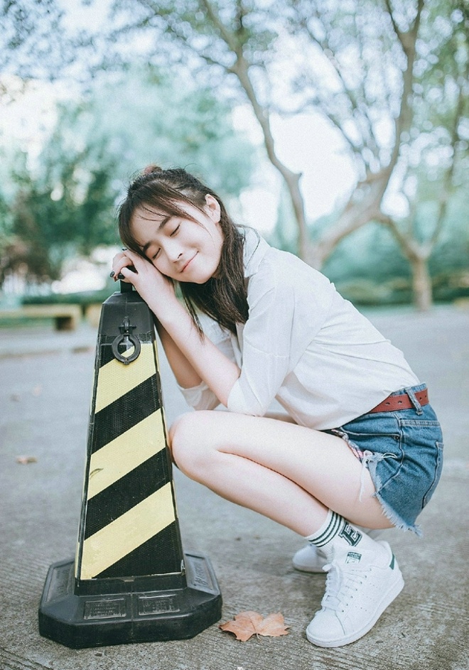清纯娇巧可爱女生户外甜美阳光写真
