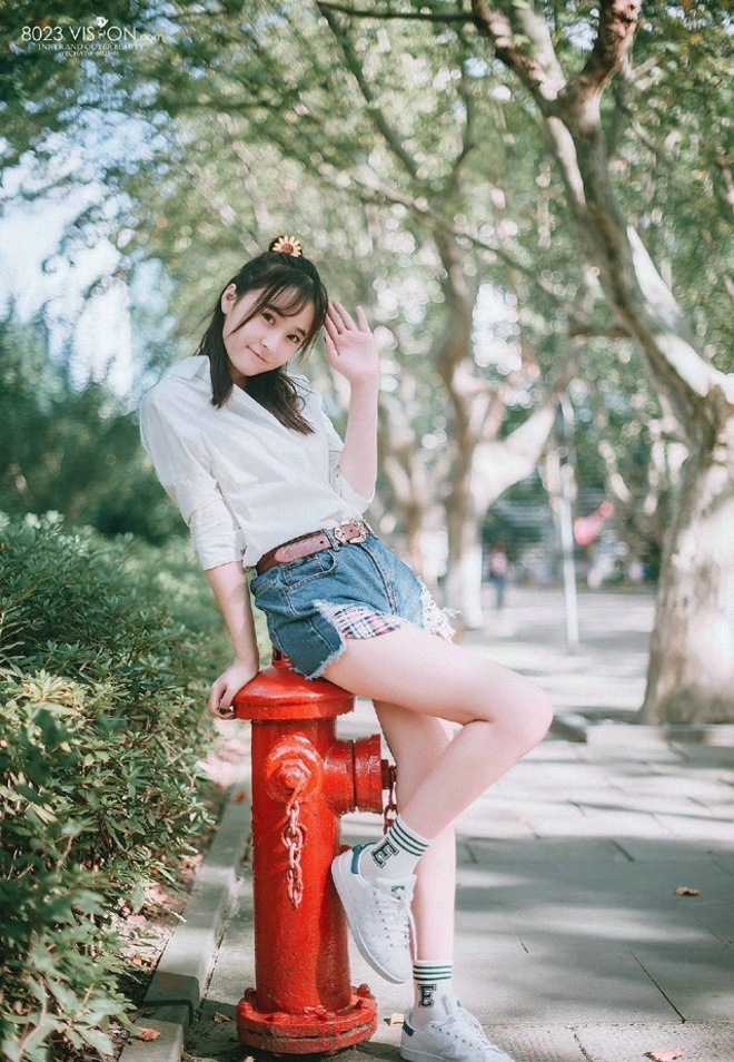 清纯娇巧可爱女生户外甜美阳光写真