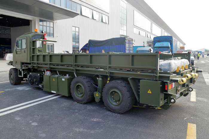 胖妞吞下大批军用物资 这是要去哪