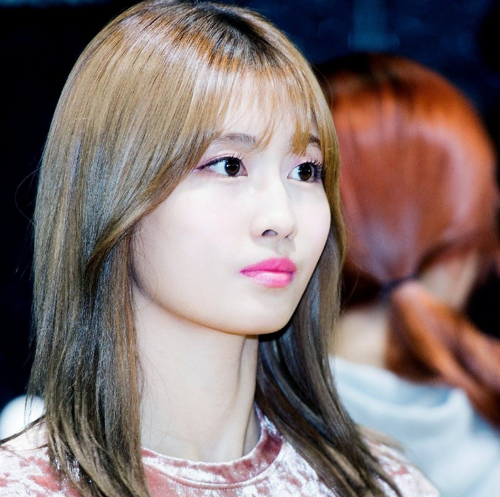 Twice Momo：优雅的眼神，很潇洒的小姐姐！