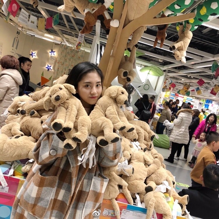 校花日记 范邺文 来自大连艺术学院 身高171 体重49kg 喜欢表演