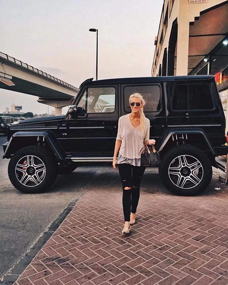 美女开奔驰G500 4X42参加同学聚会, 到了才知道什么叫成功人士!-新浪汽车